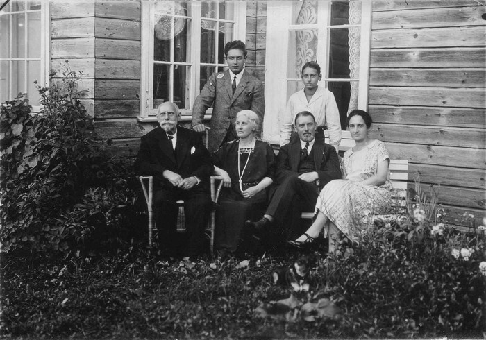 Perekond Wupperfeld Kärdlas oma maja - Ajapaik