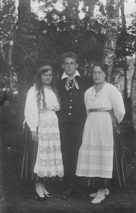 Hiiumaa rahvariideis noored - Ajapaik