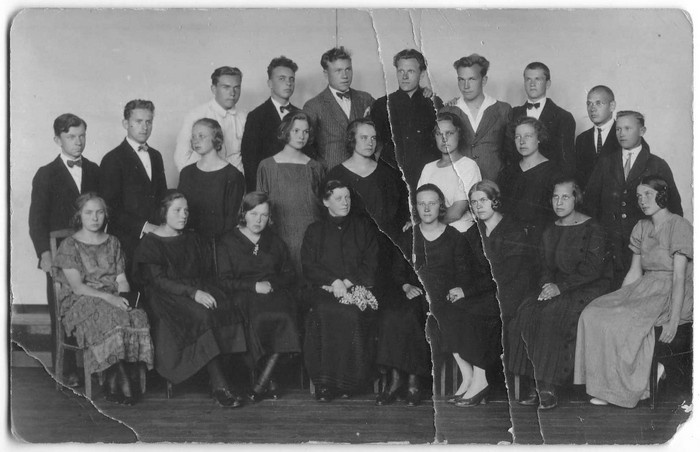 Grupifoto (kooli lõpupilt?) - Ajapaik