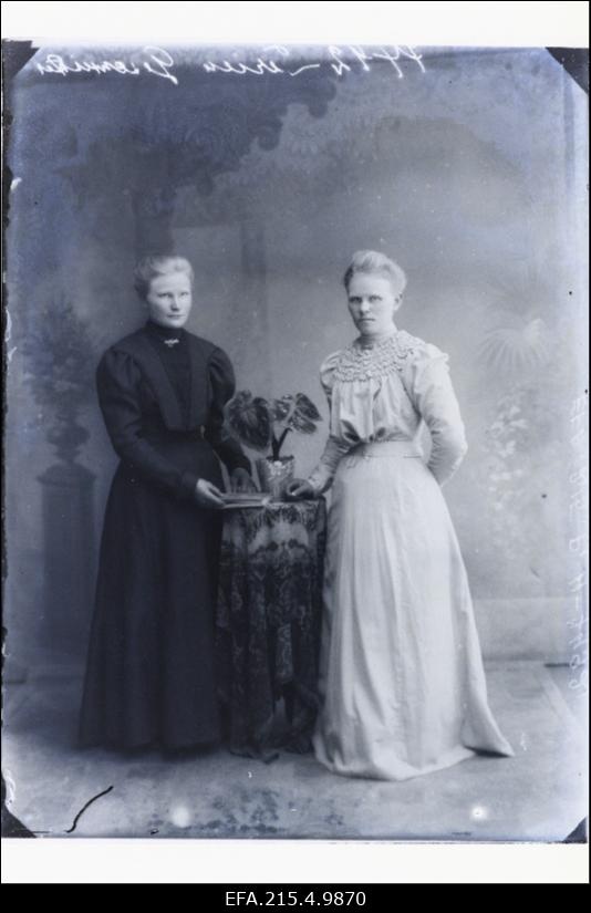 Kaks naist, (foto tellija Terien). – Jaan Riet - Ajapaik