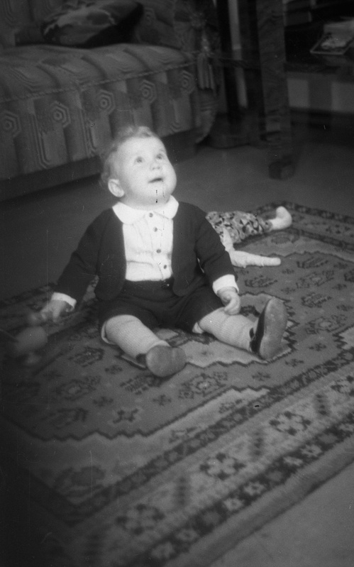 Väike laps põrandal istumas – Elmar Kald - Ajapaik