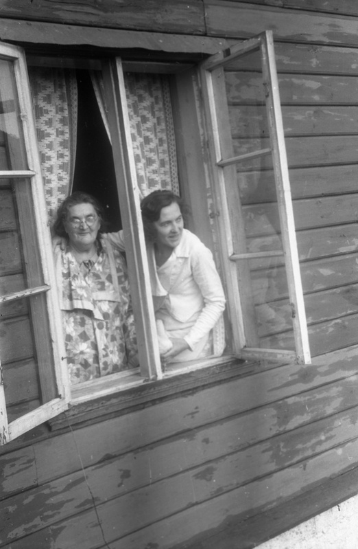 Kaks naist akna peal (Kaldi – Elmar Kald - Ajapaik