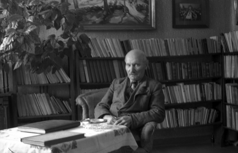 Kirjanik Oskar Luts raamaturiiulite taustal – Elmar Kald - Ajapaik