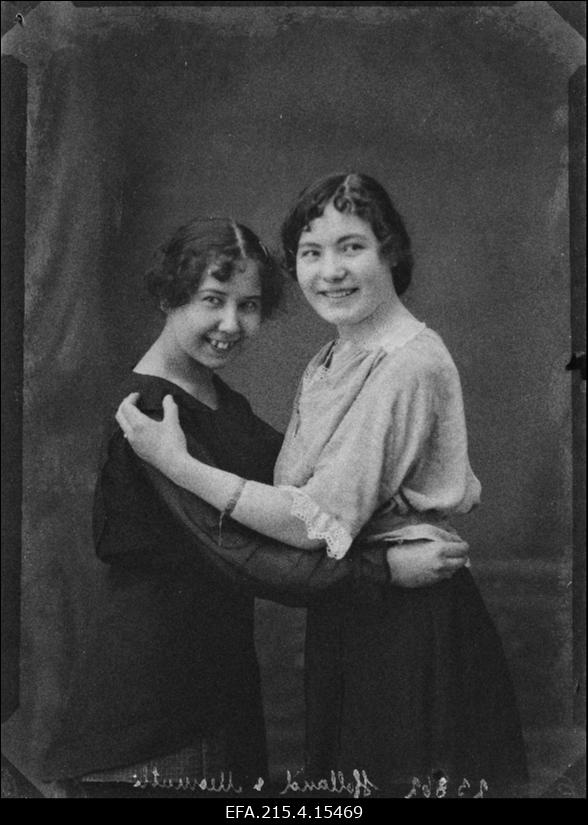 Kaks naist, (foto tellija Holland). – Jaan Riet - Ajapaik