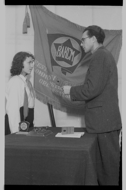 Elle Aavastik saab komsomolipileti A. – Leopold Matt - Ajapaik