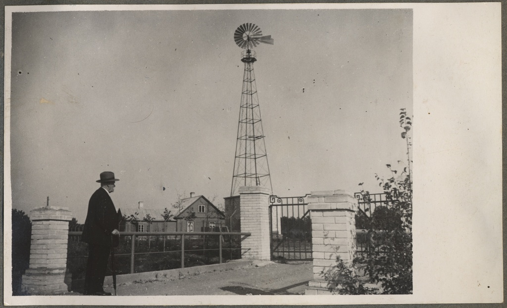 Vanem mees talukompleksi väravas - Ajapaik