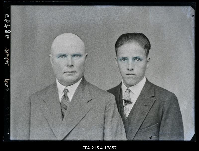 Kaks meest, (foto tellija Kolk). – Jaan Riet - Ajapaik