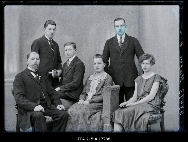 Perekond Hagen: ees istuvad Paul – Jaan Riet - Ajapaik