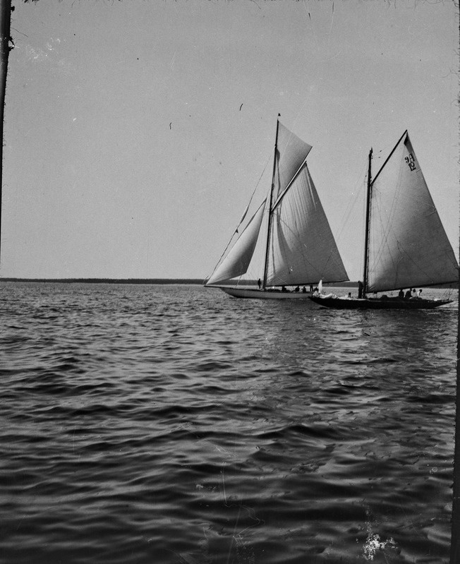 Kaks jahti purjetamas - Ajapaik