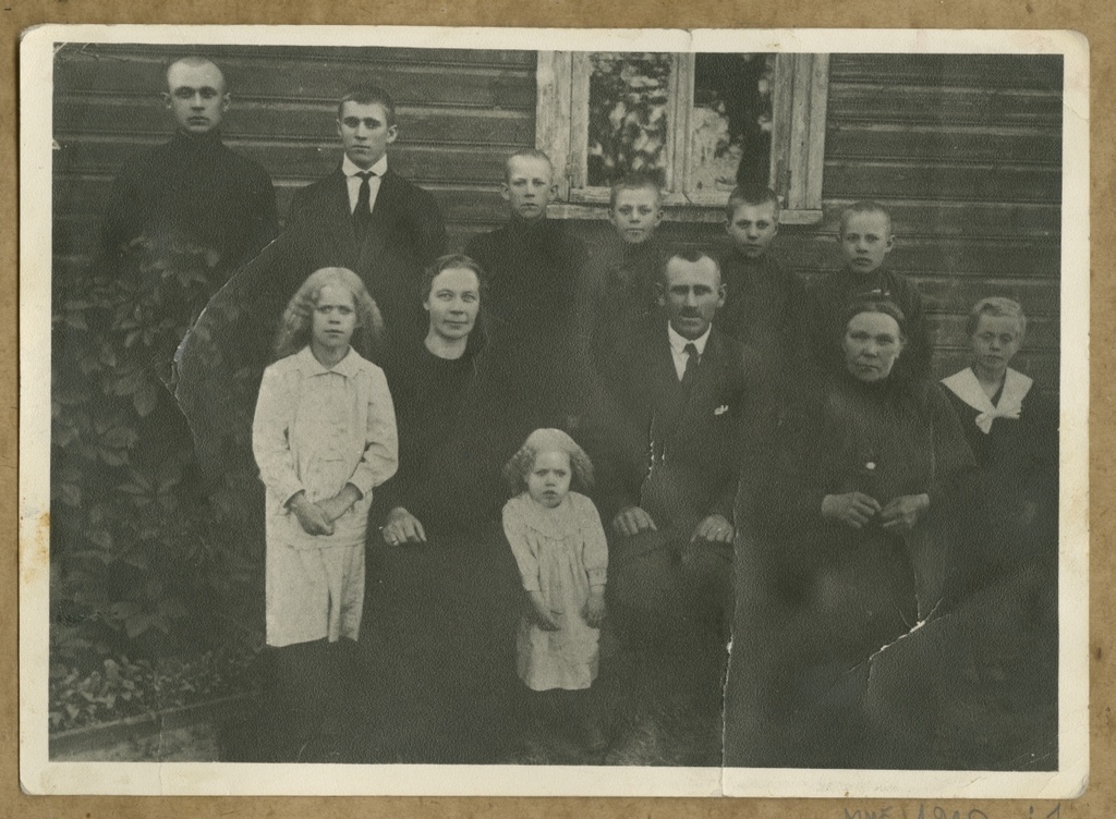 Perekond Liivak perekonnapildil kodutalu ees. - Ajapaik