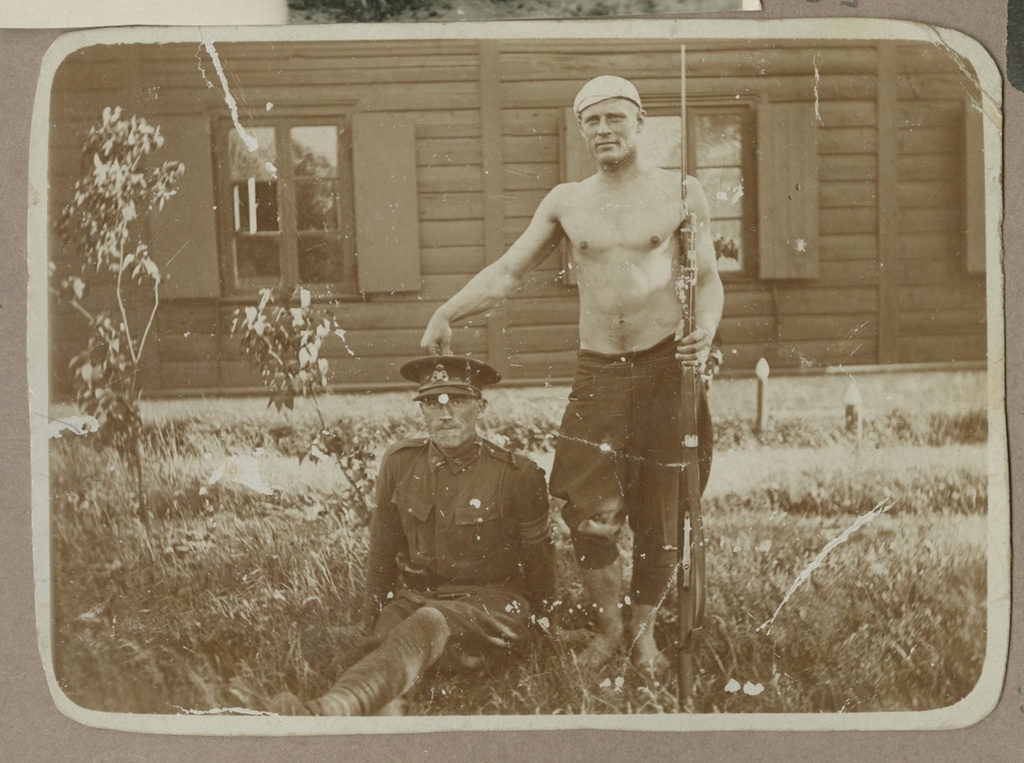 Kaks meest, ühel seljas sõjaväevorm, - Ajapaik