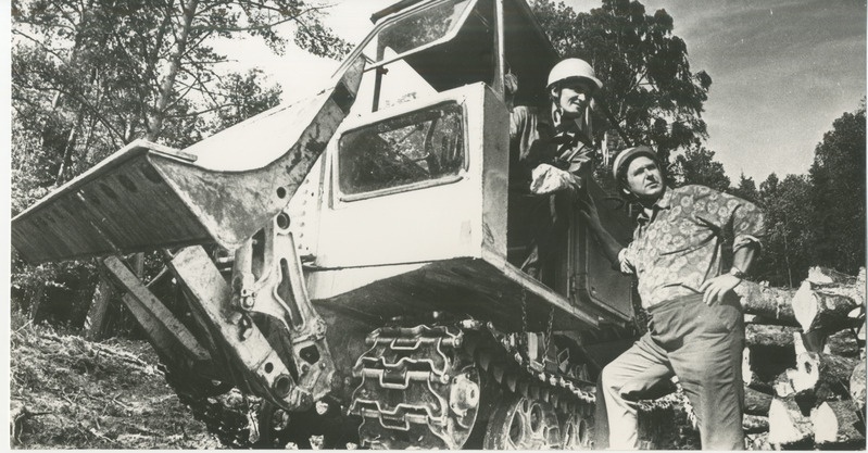 Foto. Esiplaanil traktor, mille juures - Ajapaik