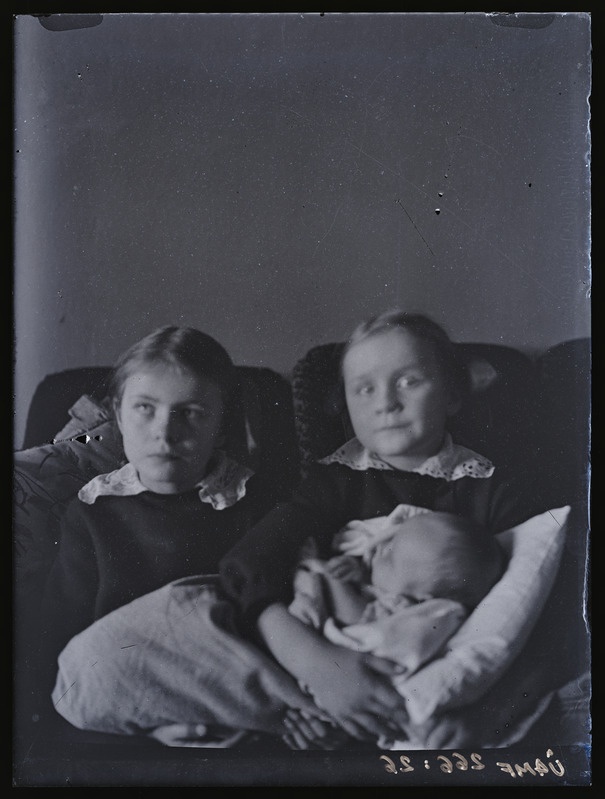 Kaks tütarlast - Ajapaik