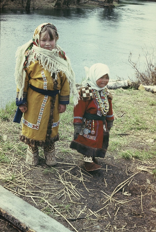 Handi tüdrukud Leena (vasakul) – Edgar Saar - Ajapaik