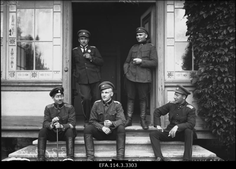 Vabadussõda. Ohvitserid Tilsi mõisa trepil. - Ajapaik