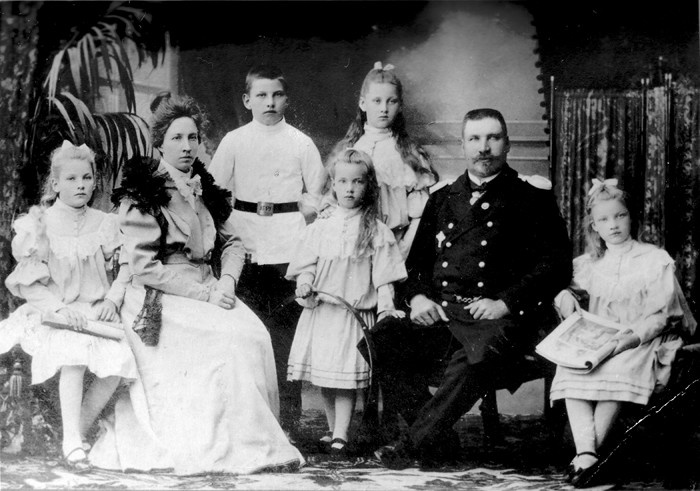 Ateljeefoto. Perekond Mei (J.Oengo tädi - Ajapaik