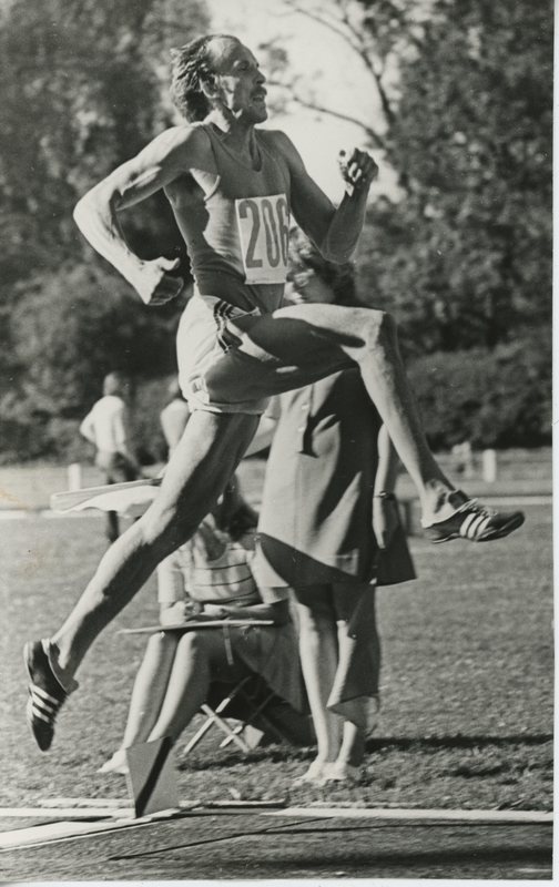 Kergejõustiklane Tõnu Lepik kaugushüpet sooritamas – Isi Trapido - Ajapaik