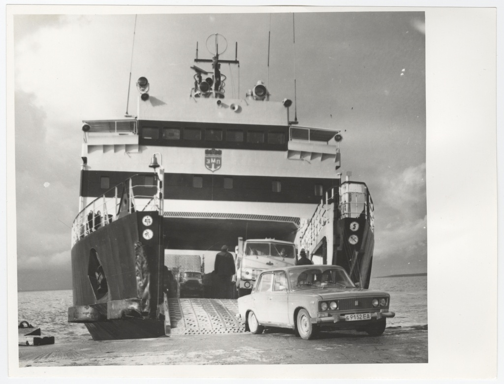 Parvlaev "Koguva" Virtsu sadamas. Laevalt - Ajapaik