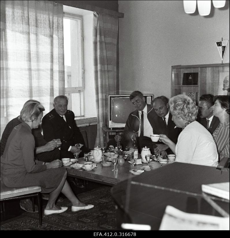 Grupp Televisiooni tegelasi ja saatest – Valdur-Peeter Vahi - Ajapaik