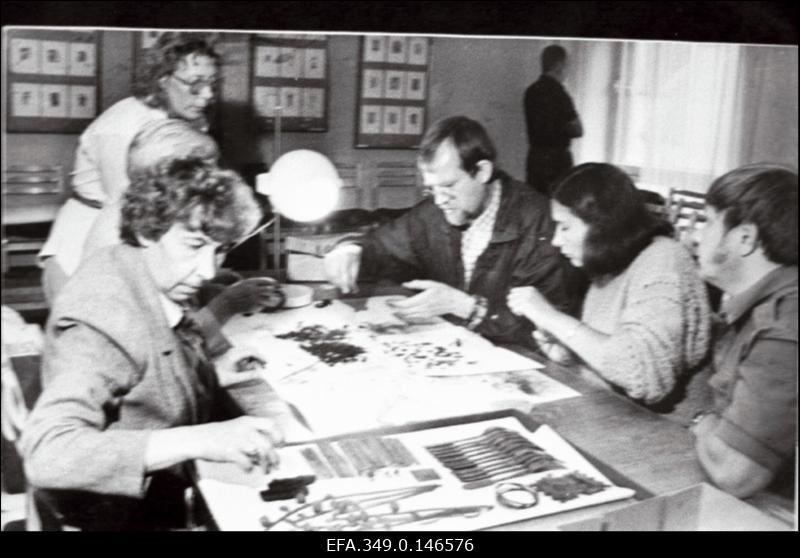 Erikomisjon tutvub Harju tänava aardeleiuga – Faivi Kljutšik - Ajapaik