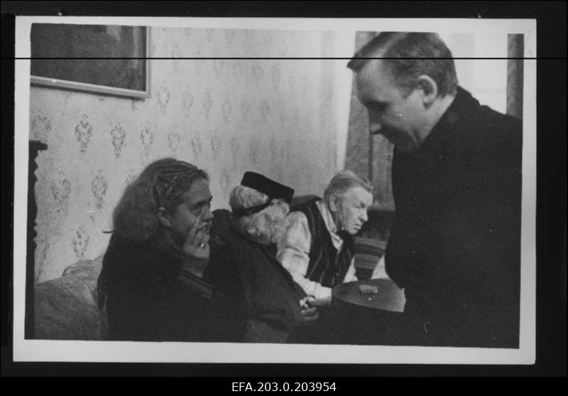 Tallinnfilmi mängufilm "Ainus pühapäev". Istuvad - Ajapaik