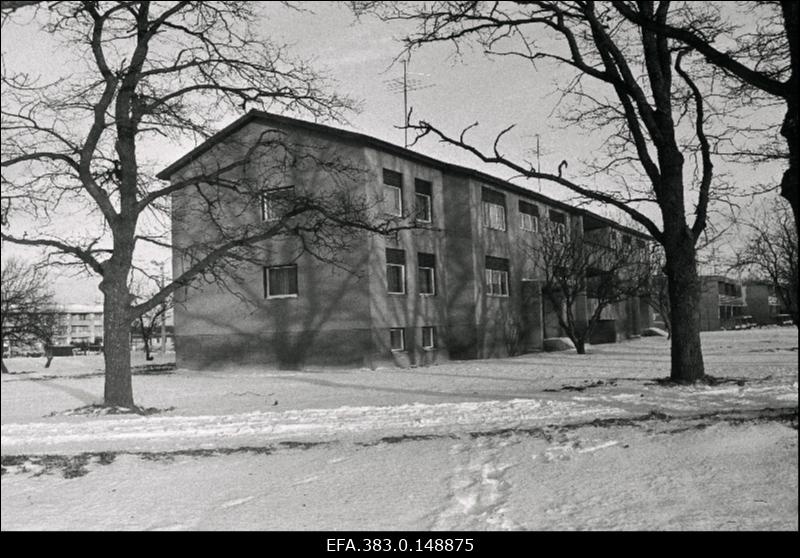 Uhtna kolhoosi vanurite maja välisvaade. – Kapstas, E. - Ajapaik